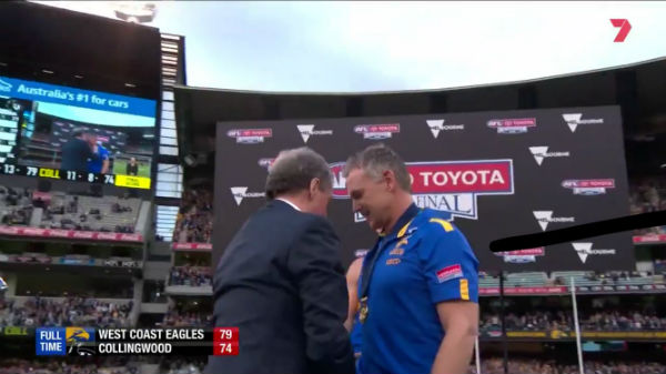 What Denis Pagan whispered to Simmo on stage - 6PR