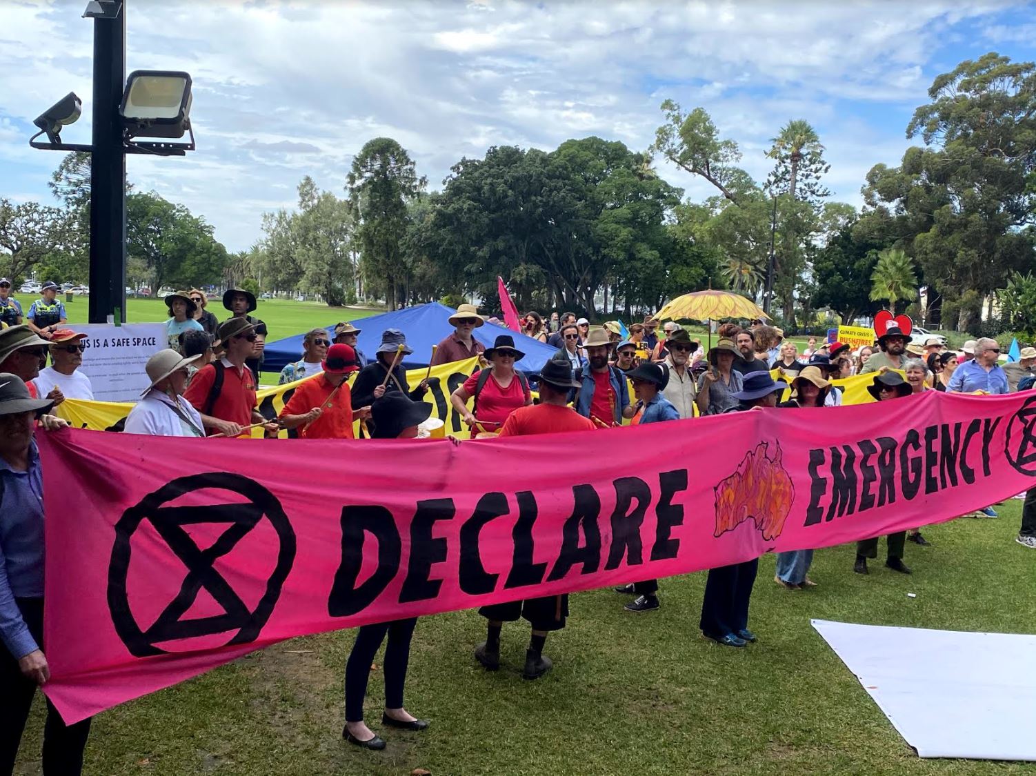 Extinction Rebellion protestors lie 'dead' in Perth streets causing ...