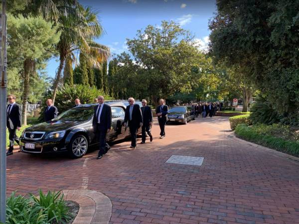 Hundreds turn out to farewell 'king of talkback' Howard Sattler